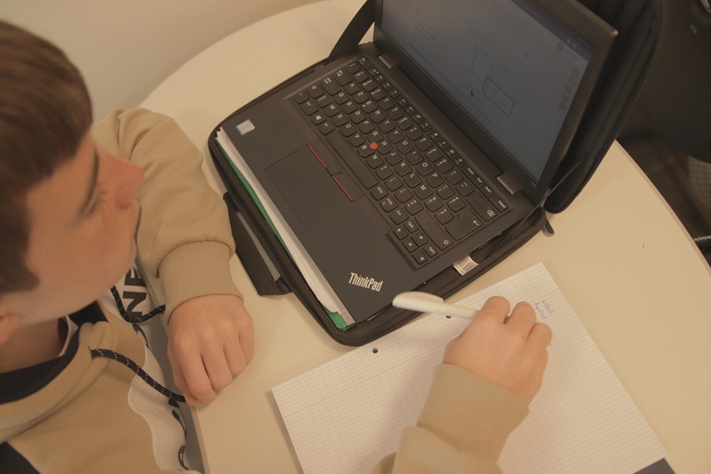 Leerlingen begrijpen informatie beter als ze verrijkte teksten lezen op een scherm dan platte ...